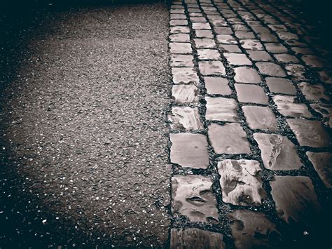 무료 이미지 밤 바닥 햇빛 조직 아스팔트 선 반사 색깔 그림자 어둠 푸른 검은 단색화 원 모양 자갈 포장 돌 관절 도로 건설 노면