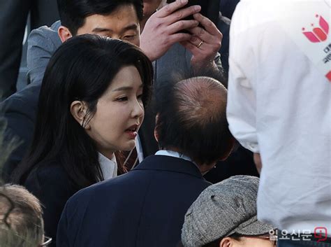 아크로비스타에 도착한 김건희 여사 일요신문