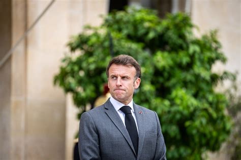 Emmanuel Macron Aura T Il Le Droit De Se Présenter à Lélection