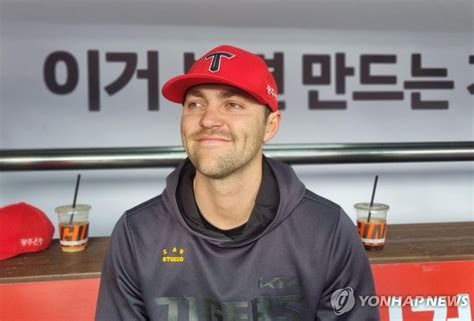 낫아웃인데 왜 투수한테 안던짐 야구 에펨코리아