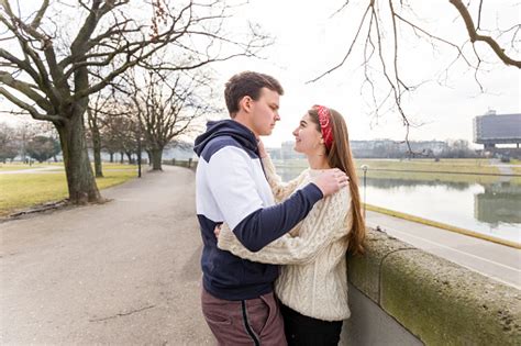 젊은 부부는 야외에서 사랑 젊은 이들의 귀여운 부부는 봄 공원에서 걷고있다 행복한 남자와 여자 그들은 서로를 바라보고 있습니다 20 29세에 대한 스톡 사진 및 기타 이미지