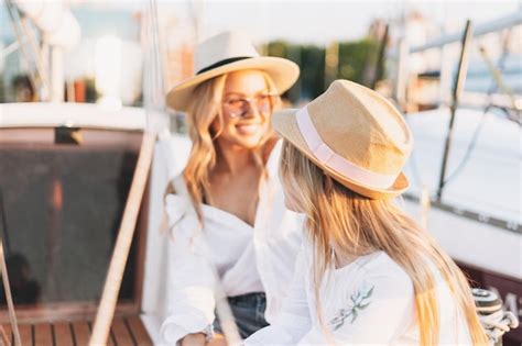 Duas Lindas Meninas Loiras Amigas Mãe E Filha Em Chapéus Brancos E De