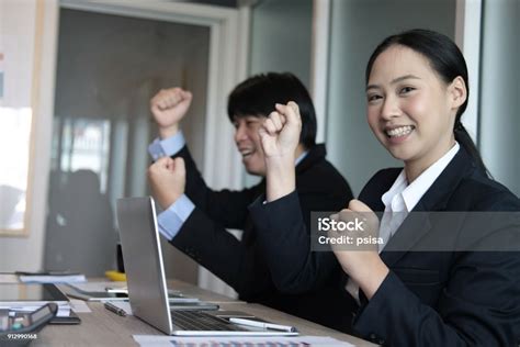 비즈니스 팀 성공적인 프로젝트에 대 한 행복과 손을 올립니다 쾌활 한 사업가 및 성취에 대 한 기쁨을 보여주는 사업가 경영자에