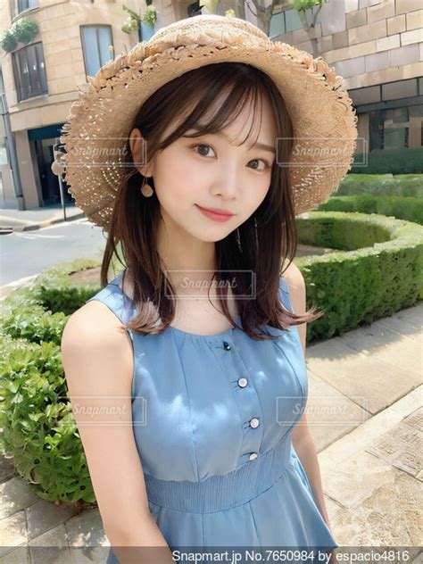 麦わら帽子を被った女性の写真・画像素材 Snapmart（スナップマート）