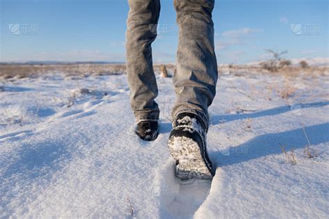 在雪地里行走的人