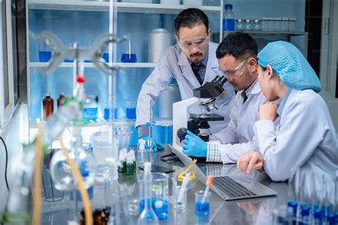 과학 및 의학 과학자 분석 및 유리 제품에 샘플을 떨어 뜨리고 유리 제품 Dna 구조 혁신 및 기술에 대한 실험실에서