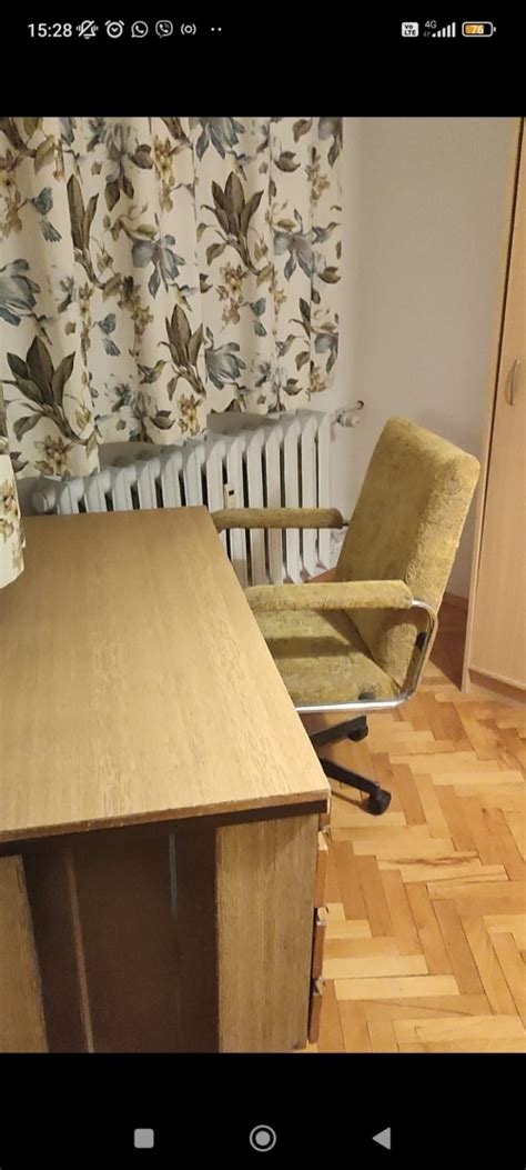 Подарявам стол и бюро само лично предаване