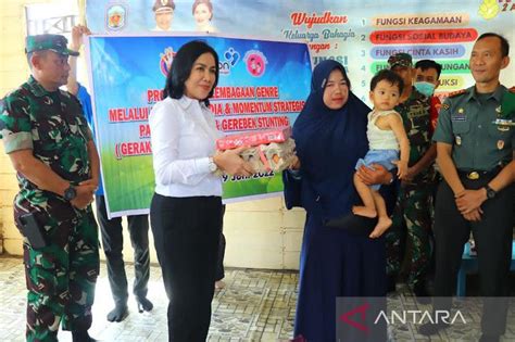 Pemkab Murung Raya Serahkan Bantuan Melalui Gerebek Stunting Antara