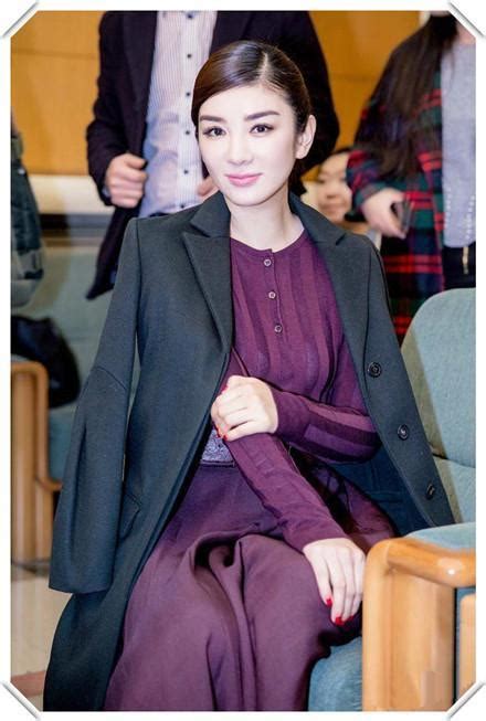 黄奕亮相红毯深V开叉露性感网友连旁边大姐都忍不住偷瞄