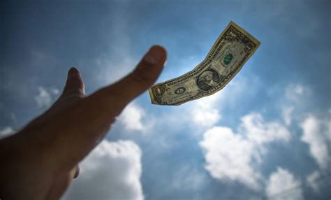 Dólar rompe las 18 unidades al mayoreo y superpeso sigue perdiendo fuerza