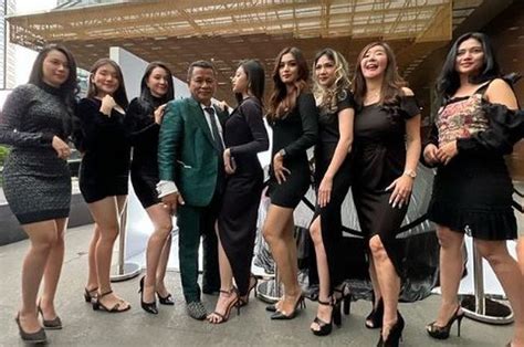 Meski Merasa Berdosa Selalu Dikelilingi Wanita Cantik Dan Seksi Hotman