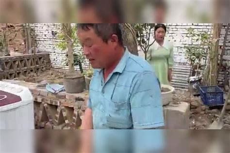 意外发现女友秘密，美女急的把他往外撵，小伙说出心里话真暖人男子故意泄露前女友住址让人去骚扰小伙心里话