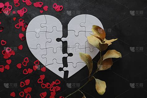 白色的心形的难题。心事务。不可分割的爱。破碎的心。打开心灵的钥匙。紧闭的心上了锁。爱的概念。