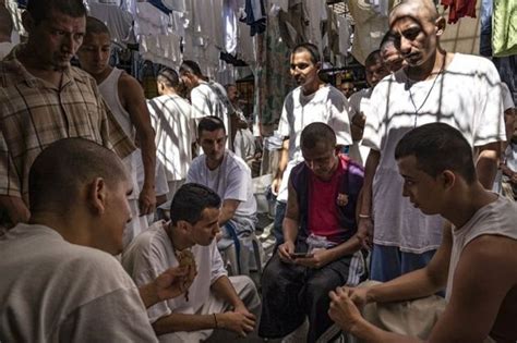 فيروس كورونا سجون السلفادور المزدحمة تنذر بقنبلة موقوتة بسبب الوباء