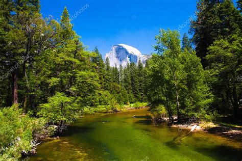Río Merced con Cúpula Media en Fondo en el Parque Nacional Yosemite