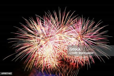 불꽃입니다 깨끗 한 검은색으로 물 표면에 아름 다운 화려한 불꽃놀이 재미 있는 축제 그리고 소방 관 브르노 댐체코 공화국의 대회