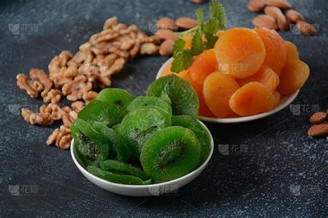 混合干和晒干的水果和坚果猕猴桃 杏犹太节日屠比什瓦特的象征