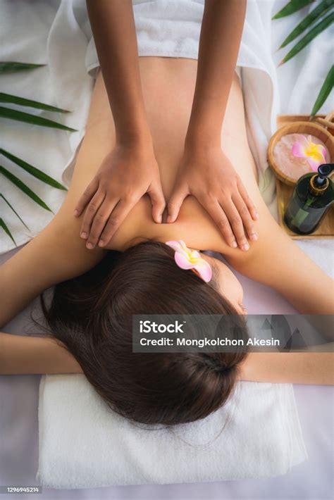 뷰티 스파 살롱에서 스파 바디 마사지 트리트먼트를 받는 여성 뷰티 스파에 대한 스톡 사진 및 기타 이미지 뷰티 스파 스파 온천 아시아인 Istock