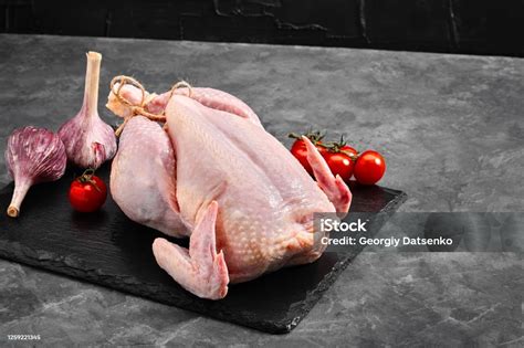 회색 배경에 신선한 닭 시체 신선한 고기 복사 공간 식료품 점 사진 어두운 배경 가금류에 대한 스톡 사진 및 기타 이미지