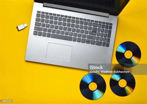 노트북 Cd 드라이브 Usb 플래시 드라이브는 노란색 바탕에 현대적이 고 오래 된 디지털 미디어입니다 Usb 케이블에 대한 스톡