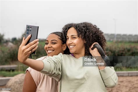 야외 체육관에서 운동하는 두 명의 아름다운 다양한 여자 친구 2명에 대한 스톡 사진 및 기타 이미지 2명 30 34세 35 39세 Istock