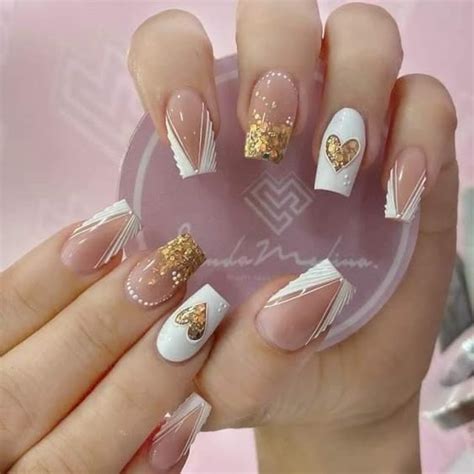 Uñas Cortas Sofisticadas Elegancia en Tonos Nude Blanco y Oro Newsworter