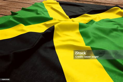 木製の机の背景にジャマイカの旗シルク ジャマイカ国旗平面図です ジャマイカ国旗のストックフォトや画像を多数ご用意 ジャマイカ国旗