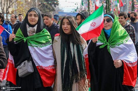 تصاویری از زنان بی‌حجاب حاضر در راهپیمایی ۲۲ بهمن قطار وبگردی