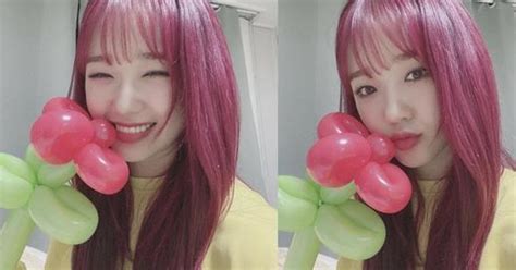 위키미키 최유정 풍선 들고 깜찍 윙크