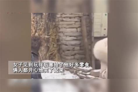 女子儿时的玩伴已是守村人，俩人见面时刻让人泪目：他留在了童年