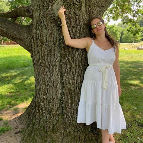 Ecosexual Woman Claims Shes In Love With Oak Tree