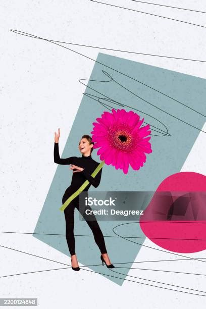 복합 트렌드 아트웍 스케치 이미지 3d 사진 콜라주 젊은 매력적인 숙녀 착용 블랙 모델 포즈 손 홀드 거대한 거베라 핑크 꽃 20 24세에 대한 스톡 사진 및 기타 이미지