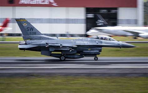 Relámpago VI Kfir y F 16 en los cielos colombianos