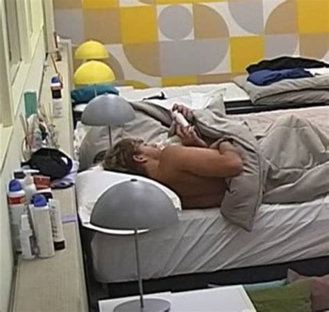 mid on Twitter Nacho y la torá señalando letras de una crema para