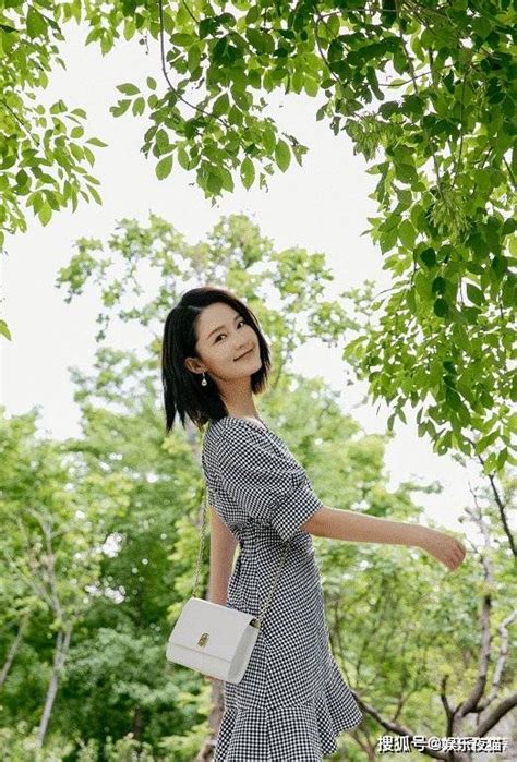 李沁的“三角坐”，这谁能招架得住？ 搜狐大视野 搜狐新闻