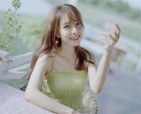 Lpl女主持余霜分手后大胆少女风写真：以后别叫我阿姨了余霜写真少女新浪新闻