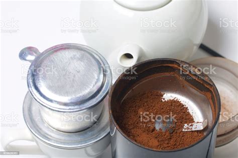 조립 형태로 커피 베트남 맥주는 흰색 컵에 서 있다 거기 근처 지상 커피와 커피 그 라인 더와 물 끓는 주전자입니다 0명에 대한