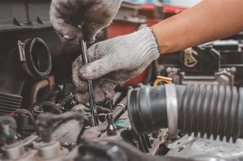 자동차 정비사의 손은 자동차 관리 유지 보수 및 서비스의 차고 개념에서 엔진 수리 렌치를 사용합니다 검사 보기에 대한 스톡 사진 및 기타 이미지 Istock