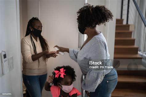 성숙한 여자는 방문자의 손에 알코올을 살포 얼굴 마스크를 착용 가정 생활에 대한 스톡 사진 및 기타 이미지 가정 생활