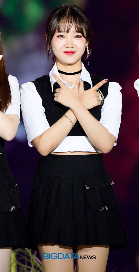 Big포토 위키미키weki Meki 최유정 포즈만으로 귀여운 매력을 발산하는 유댕이