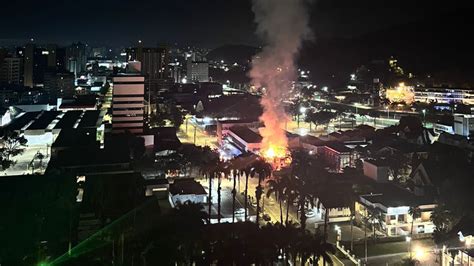 Incêndio Destrói Casarão Antigo No Centro De Joinville Jornal Razão