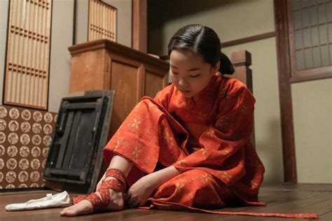 連続テレビ小説「ブギウギ」第8話。花田家にて。布切れを足に巻く花田鈴子（澤井梨丘）（c）nhk ― スポニチ Sponichi Annex 芸能