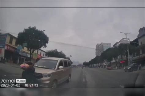 经过斑马线一定要减速，更不要拿喇叭代替刹车