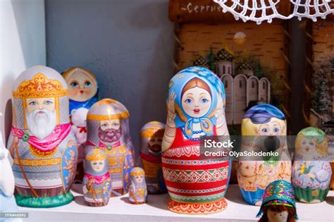 러시아의 전통 기념품 화려한 중첩 인형 또한 Matryoshka Babushka 스태킹 인형 또는 러시아 인형으로 알려진 개체