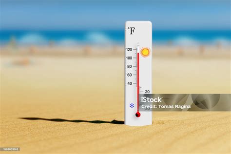 더운 여름날 바다 해안 모래의 화씨 눈금 온도계는 플러스 112도를 보여줍니다 12월에 대한 스톡 사진 및 기타 이미지 12