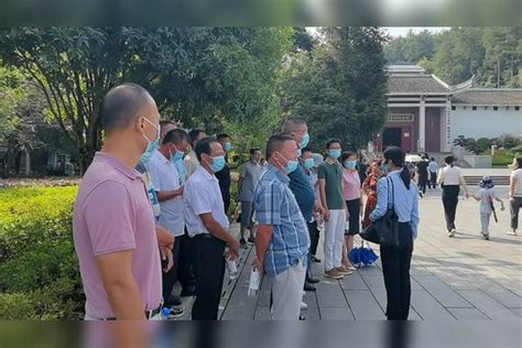 今日韶山冲广场，听美女导游深情讲解，心酸的眼泪都快流出来了！导游深情美女