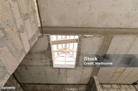 個々の住宅の建設2階への階段用のモノリシック鉄筋コンクリート床の開口部 1階建て構造のストックフォトや画像を多数ご用意 1階建て構造