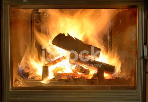 벽난로 있는 불타는 나무 스톡 사진 로열티 프리 이미지 Freeimages