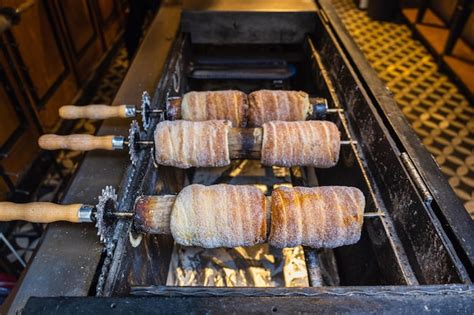 Trdelnik은 프라하의 길거리 음식입니다 전통적인 체코의 달콤한 음식 프리미엄 사진