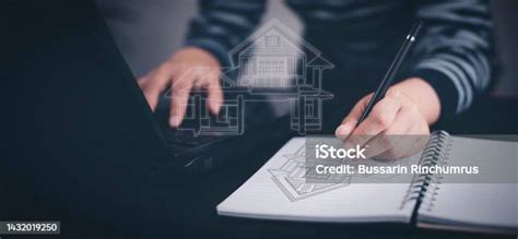 엔지니어링 및 건축 도면 및 미니 홈 모델 개념 엔지니어 남자 건축가의 글쓰기 시작 홈 오피스의 책상에 집 청사진을 그리기 집에서 일 부동산 제공 개념에 대한 스톡 사진 및